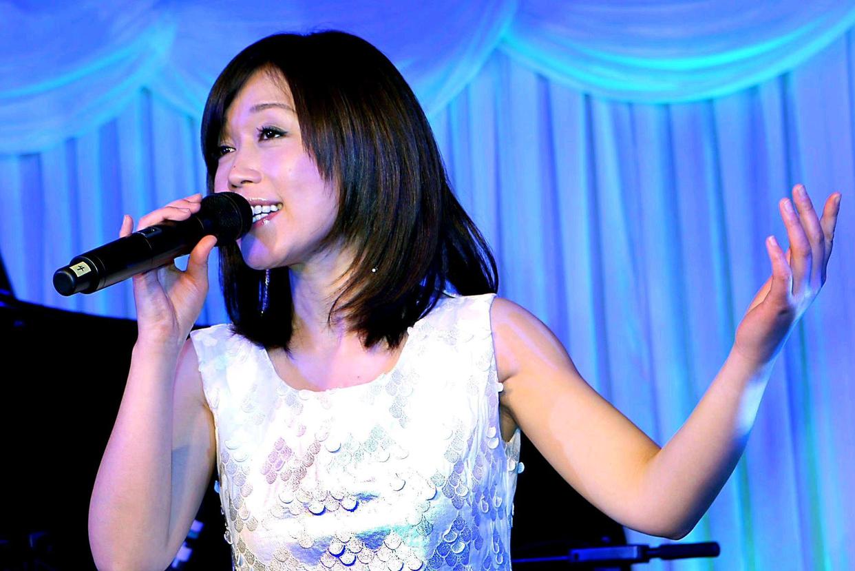 The well-known Shanghai singer Wu Huimin returned to her homeland after ...