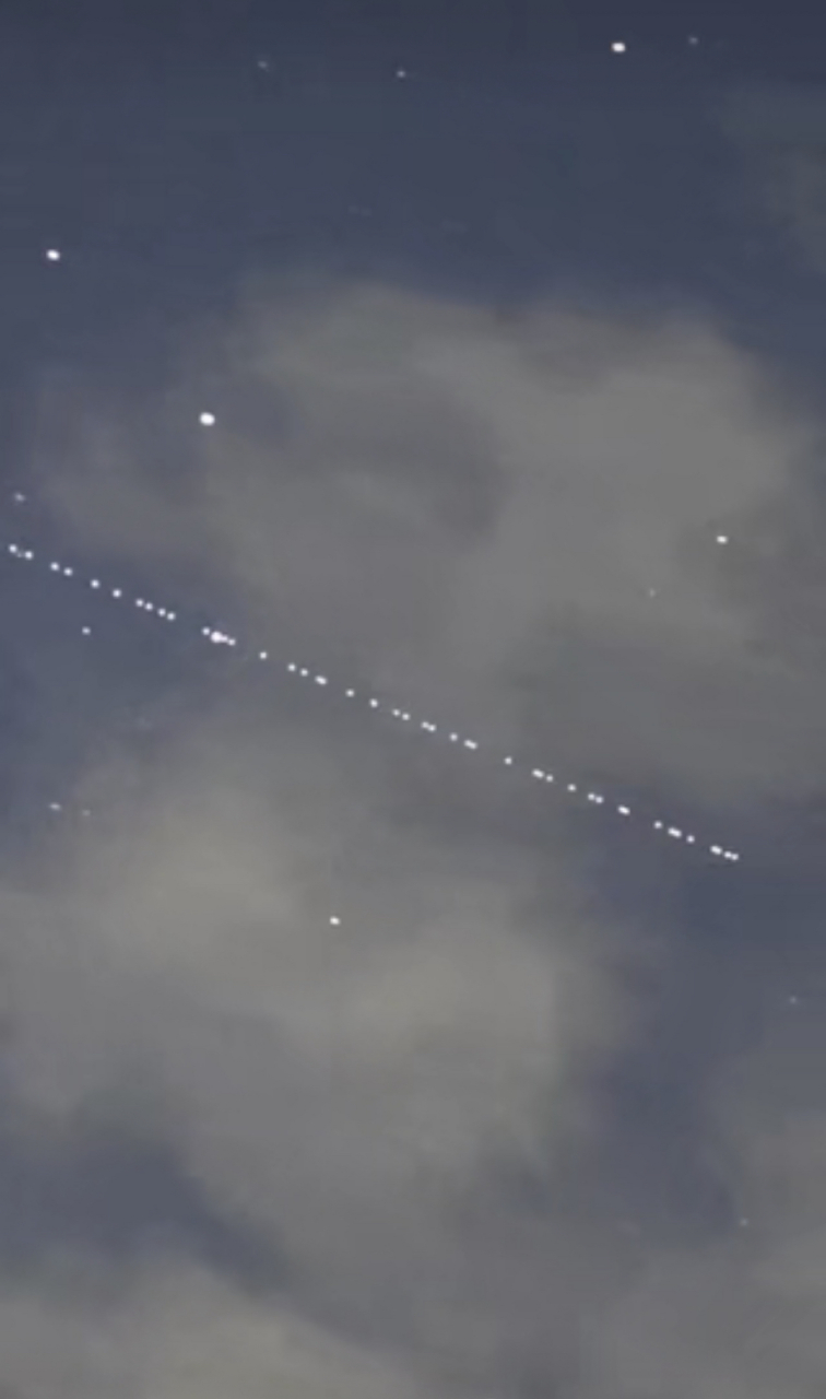 Spectacular scene: 22 connected flying objects shine over Hangzhou, and ...