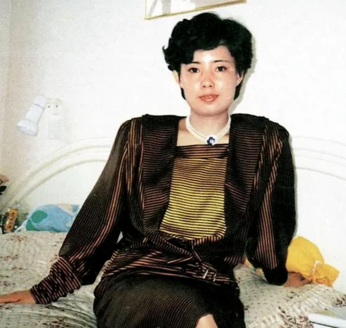 Chen Li: Singing the popular song "Dream of Red Mansions", her husband ...
