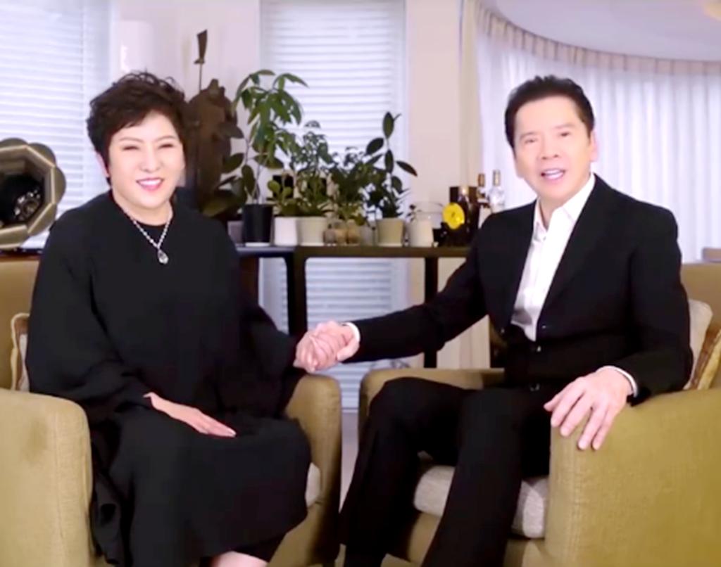 Super sweet! Xiang Huaqiang wears a necklace for Mrs. Xiang, He ...
