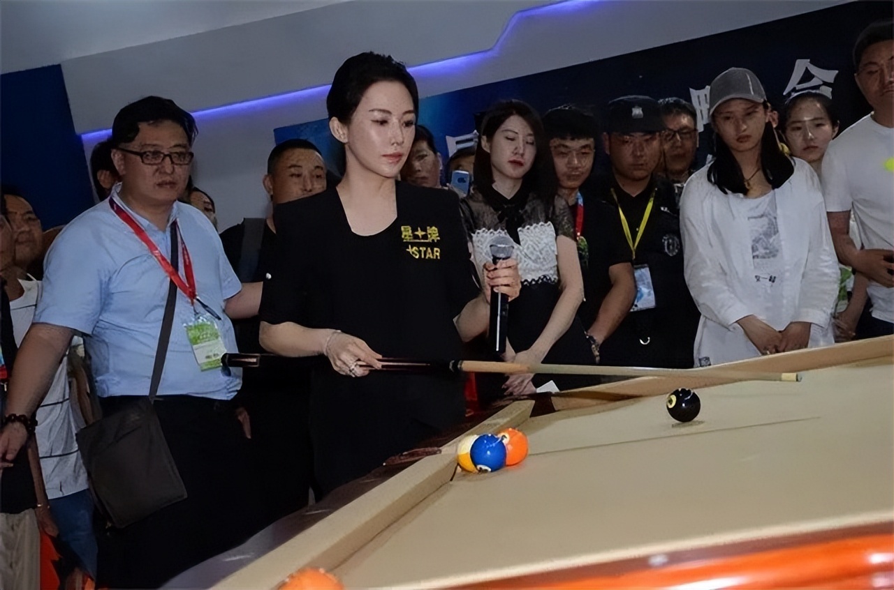 Ding Junhui's recent situation: a family photo of three, his charming wife is bright and ...