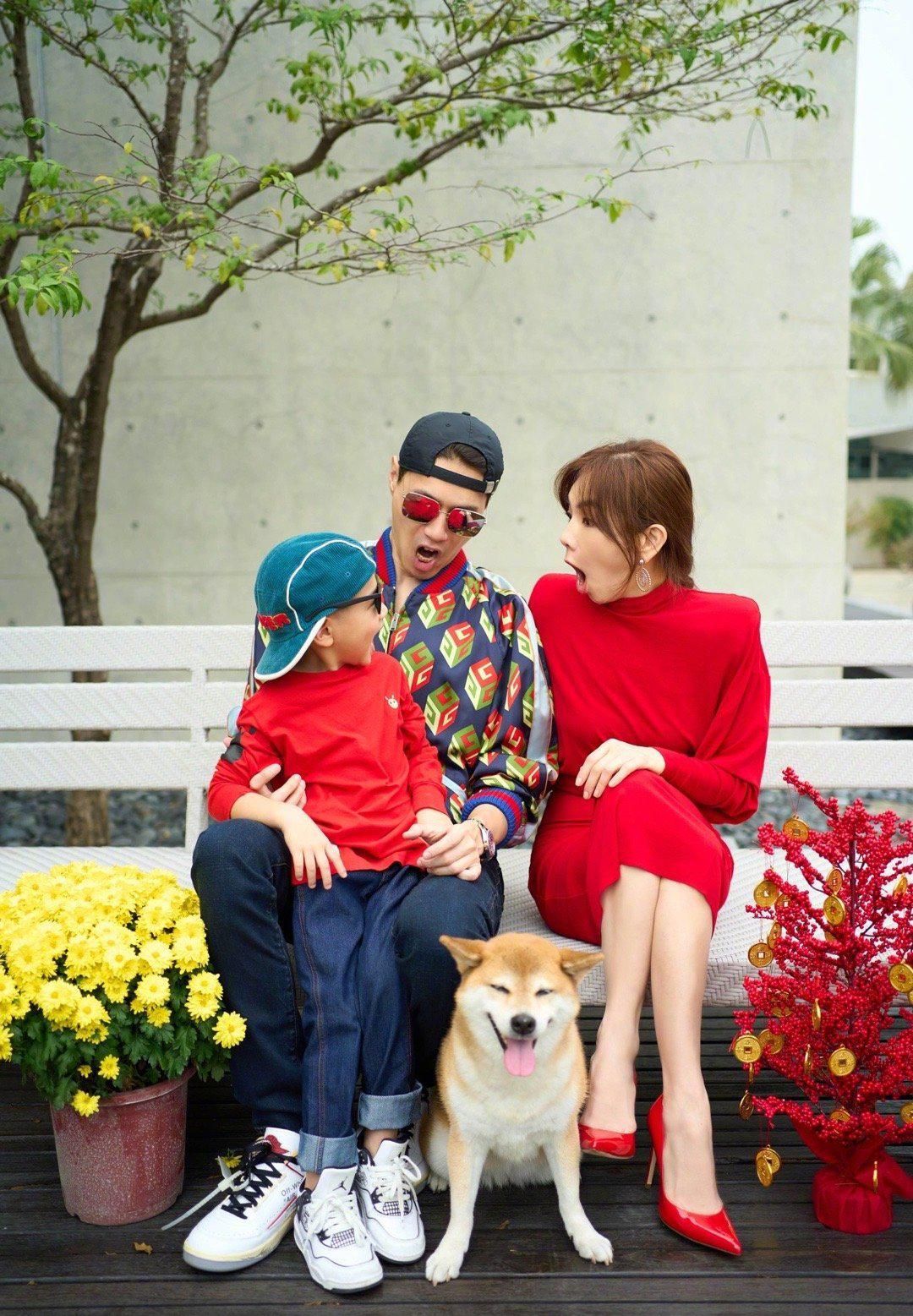 Ella's family photo shows happiness in the new year, she wears parent ...