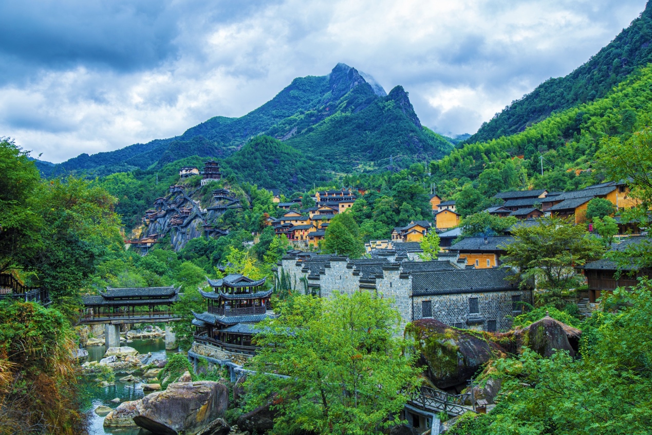 Take the darts and beat the Jinyiwei, parade the dragon dance and set ...