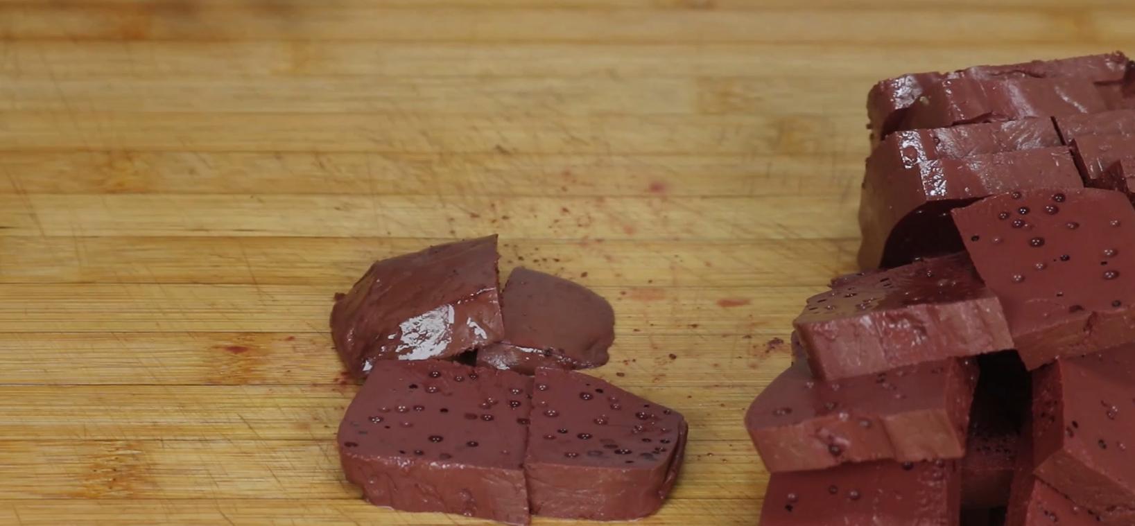 The chef teaches you to cook pig blood. Many people make a mistake at ...