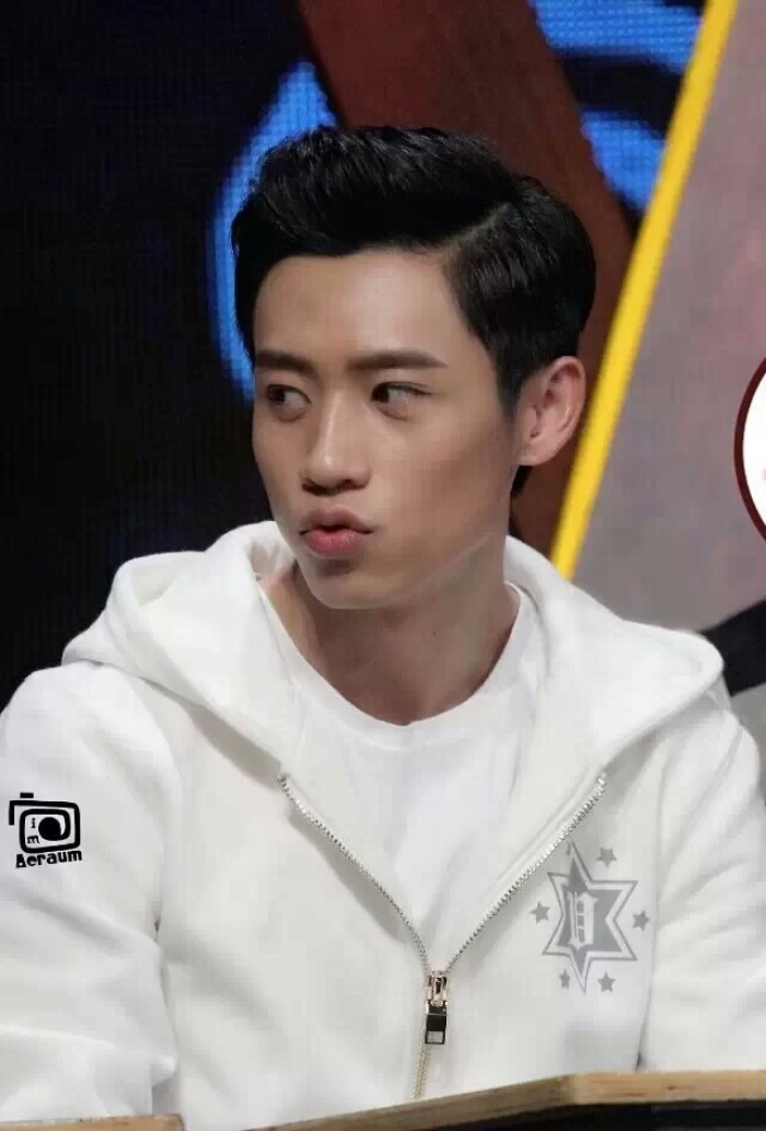 Wei Chen of Sichuan Conservatory of Music wears handsome clothes ...