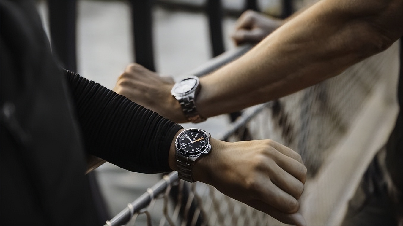 A good day starts with a good watch - iNEWS
