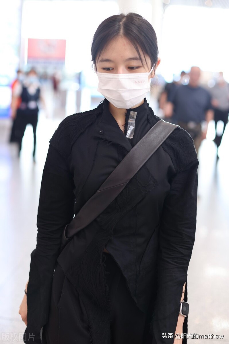Li Landi appeared in Beijing Airport in pure color dress - iMedia
