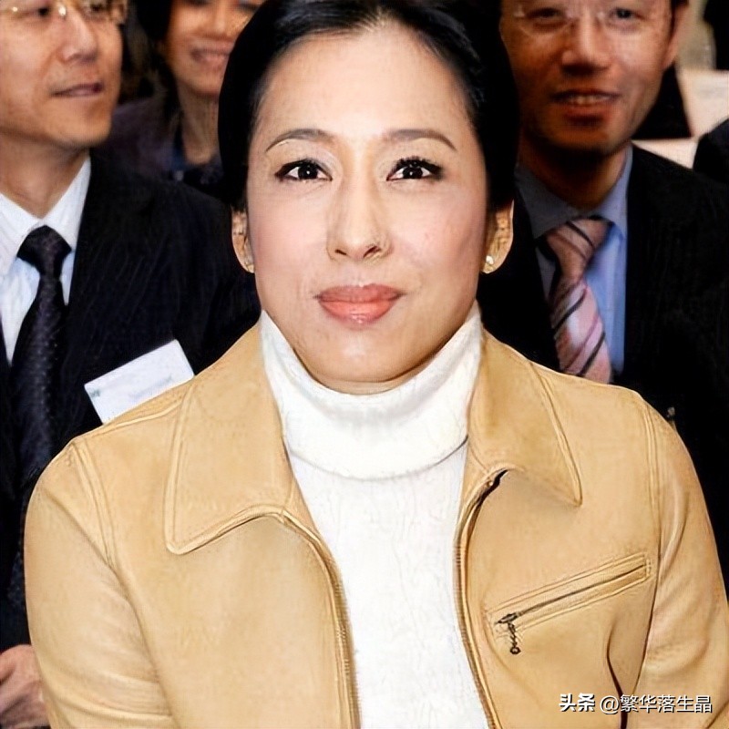 Zhu Lingling attended the event, wearing an off-the-shoulder long dress ...