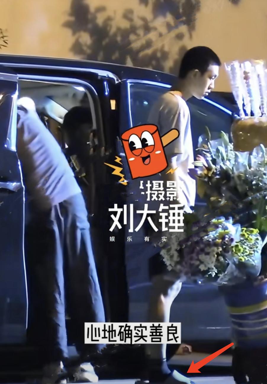 60-year-old Jiang Wen went out with his son, 14-year-old Jiang Jiro was ...