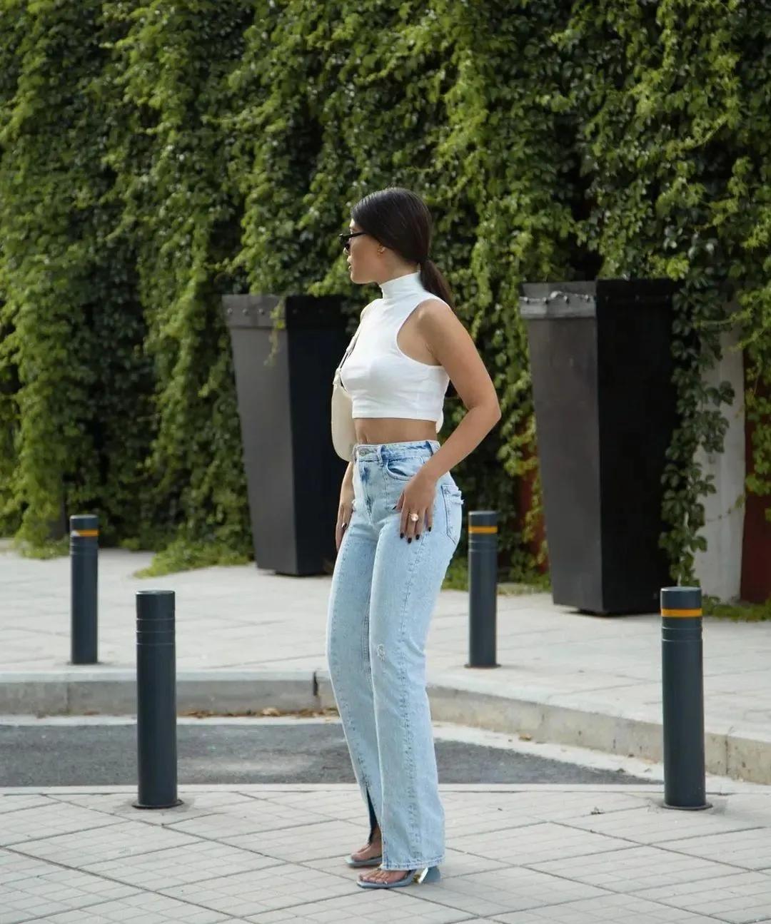 Greek blogger Marianne Dacio wears a simple waistless dress - iMedia