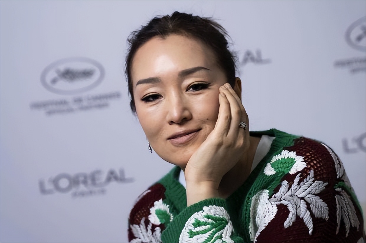 57-year-old Gong Li is elegant and dignified in a knitted skirt for ...