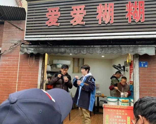 Nicholas Tse and Hua Chenyu ate hot dry noodles on the side of Han ...