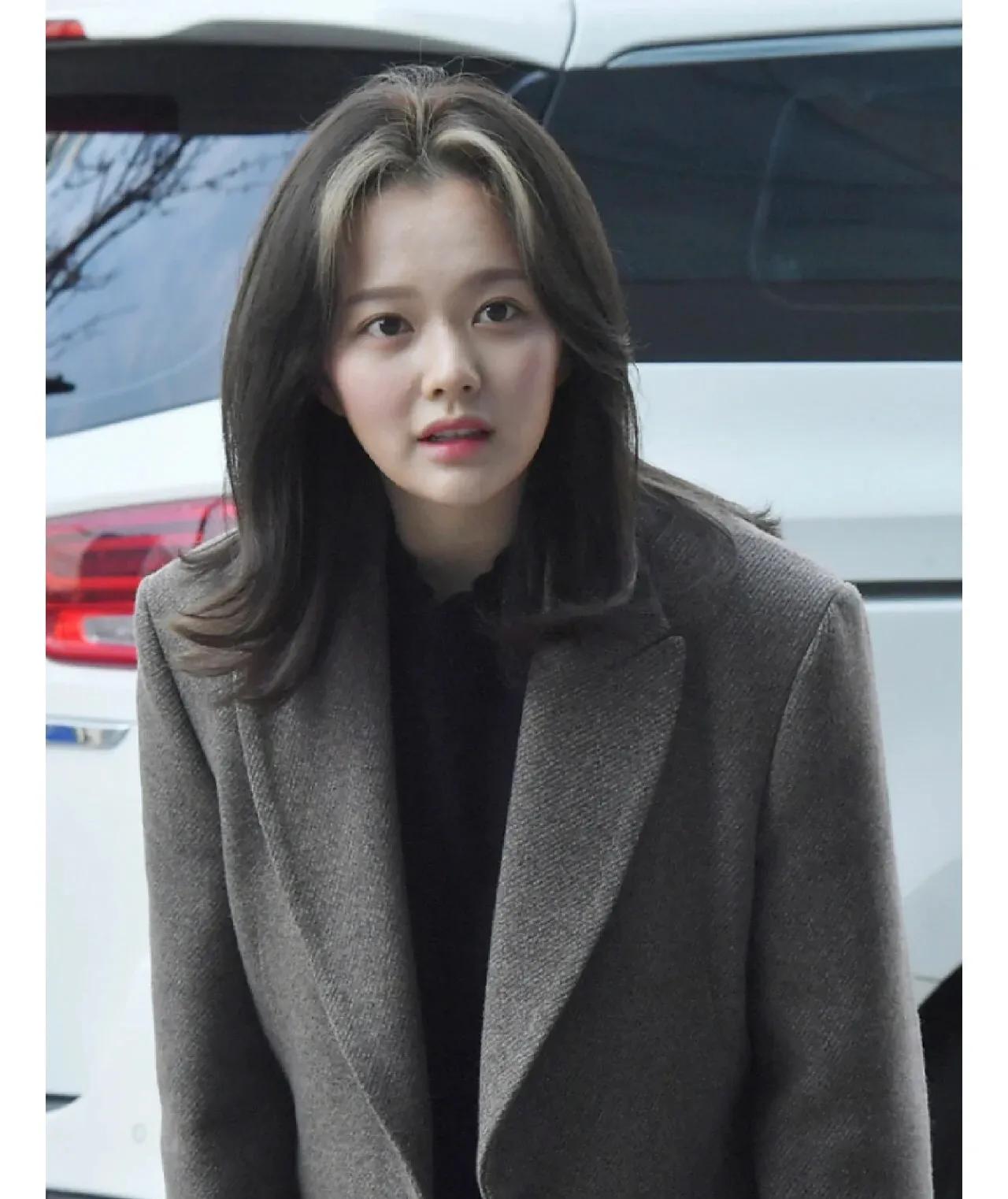 Putting aside the microdermabrasion filter, look at the skin condition ...