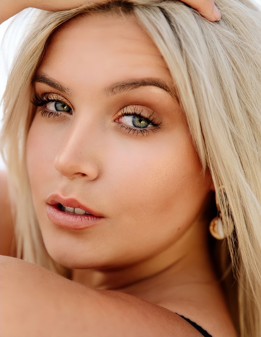 Irresistible Plus-Size Models Breaking Out: Alana Rankin - iMedia