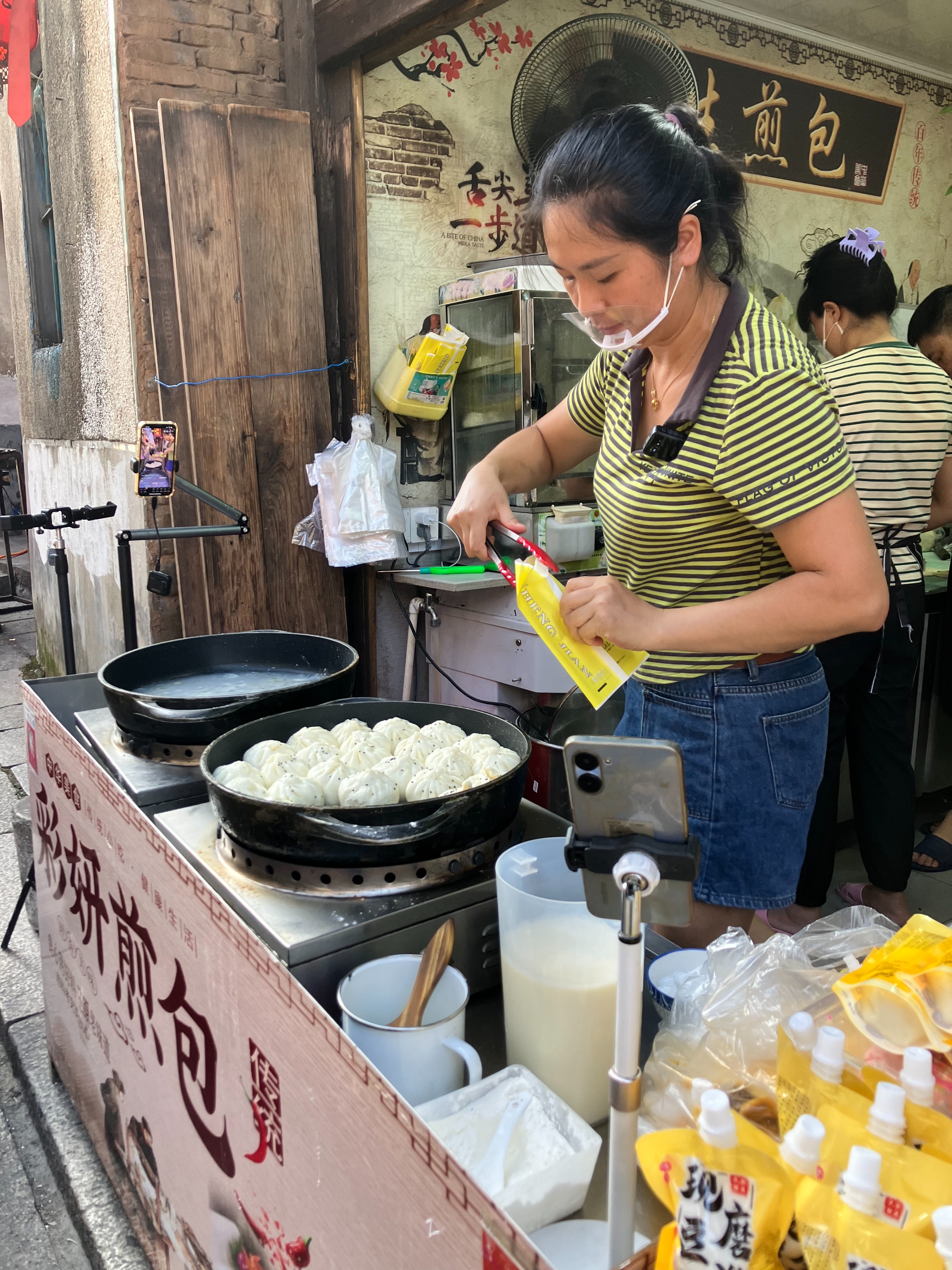 Traveling with Strangers (9) - Jichuan Gate - iNEWS