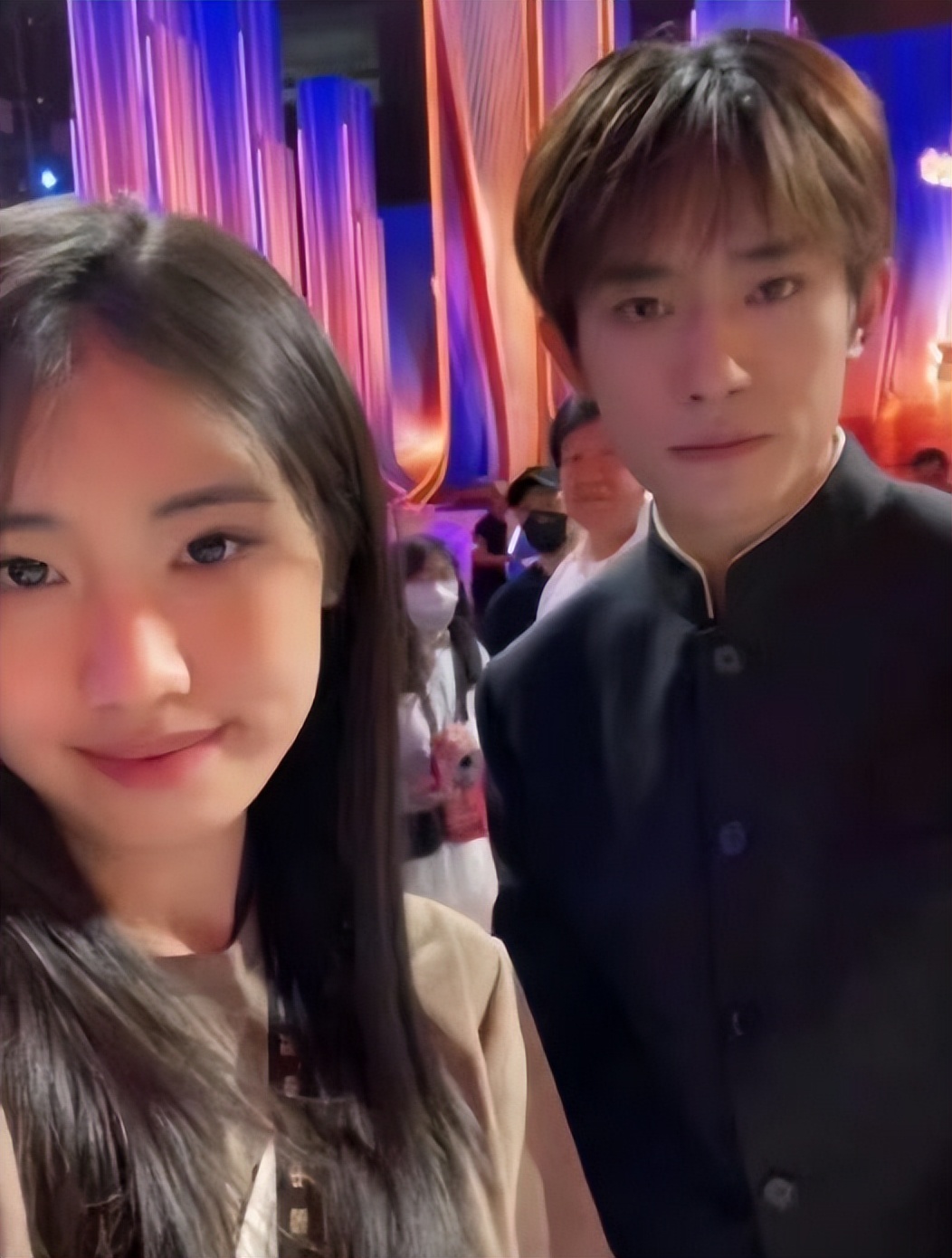 Backstage group photo of Huabiao Awards: Yang Yang is upright, Chen Feiyu wins a round, Li Liqun ...