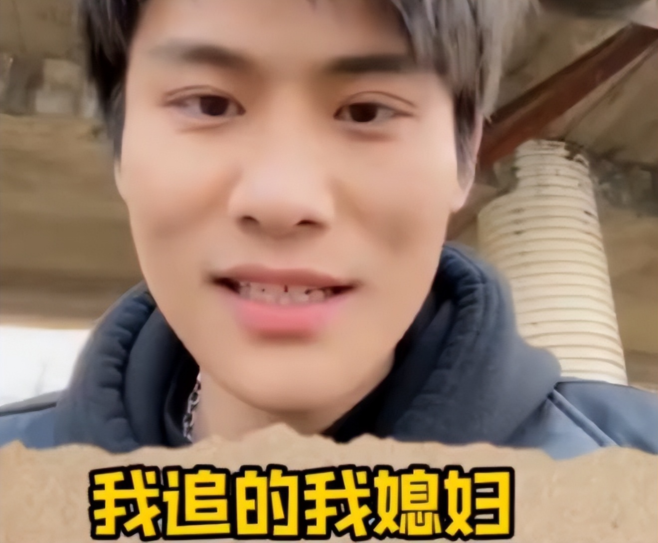 The concert becomes Vanity Fair! After holding hands with the door, the ...