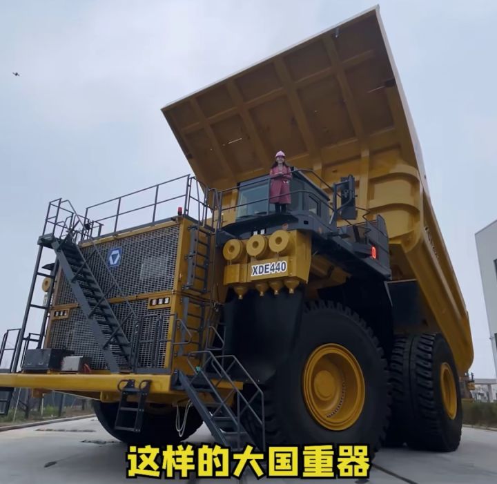 Load capacity of 400 tons!XCMG has built the world's largest rear-drive ...