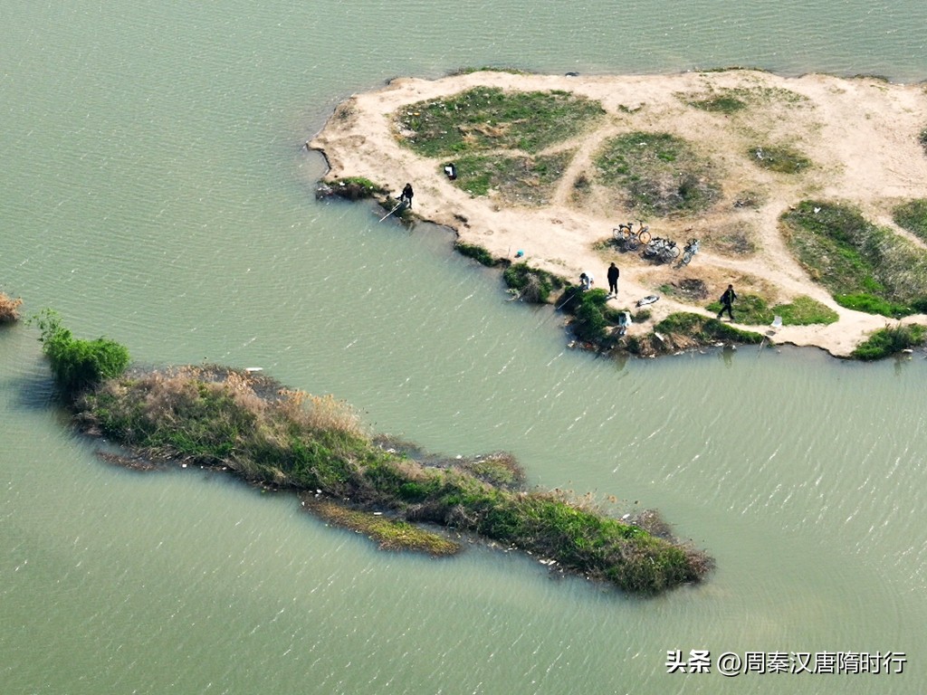 At the intersection of the flood and the Wei River: the reeds are green ...