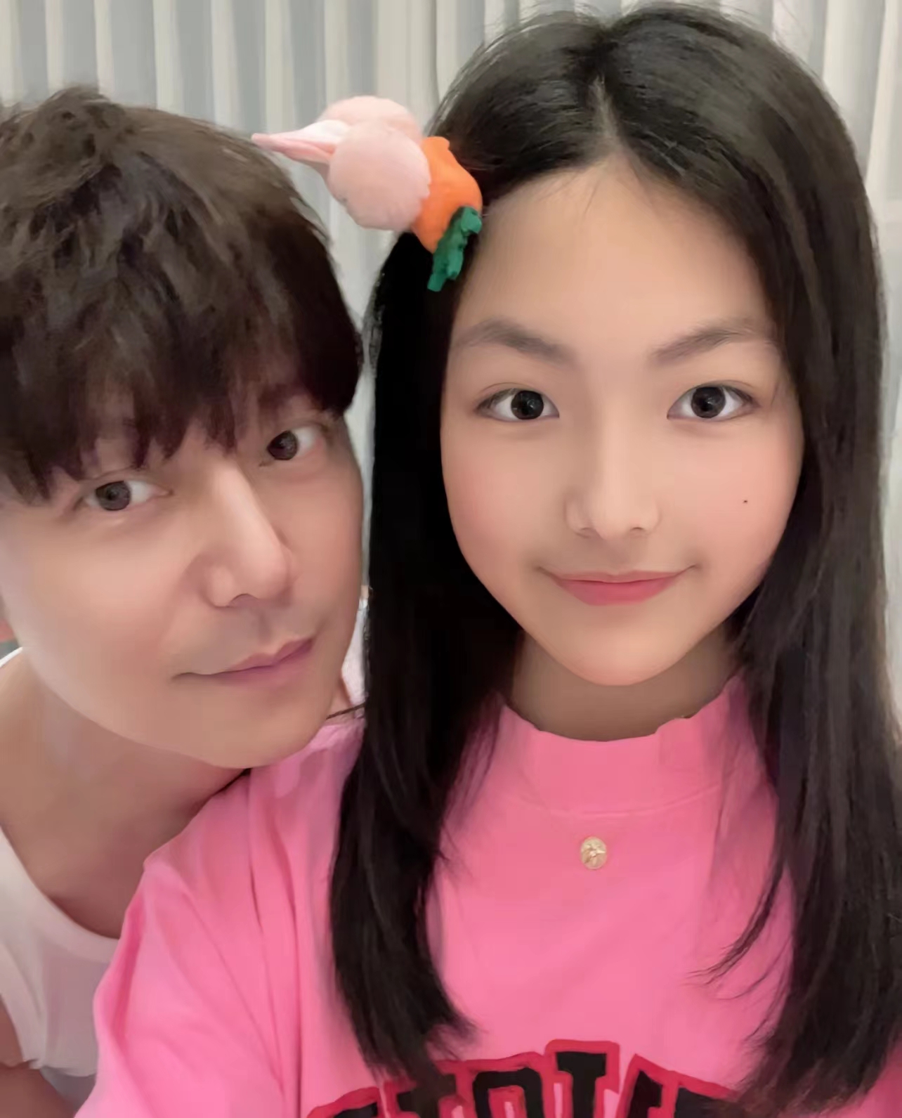 Wang Shiling took a group photo with his father He Jiong, and Li Xiang ...