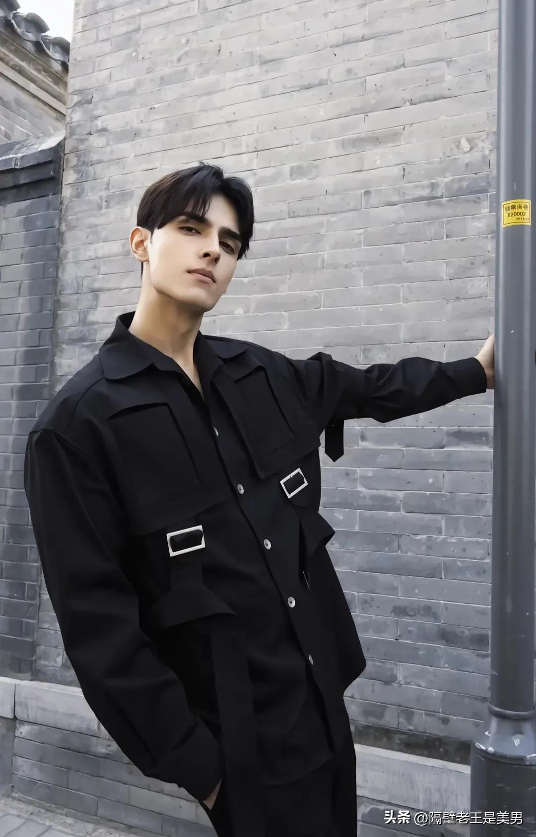 Born in 1998, Xinjiang actor Erfan, who is 190cm tall, has the face of ...