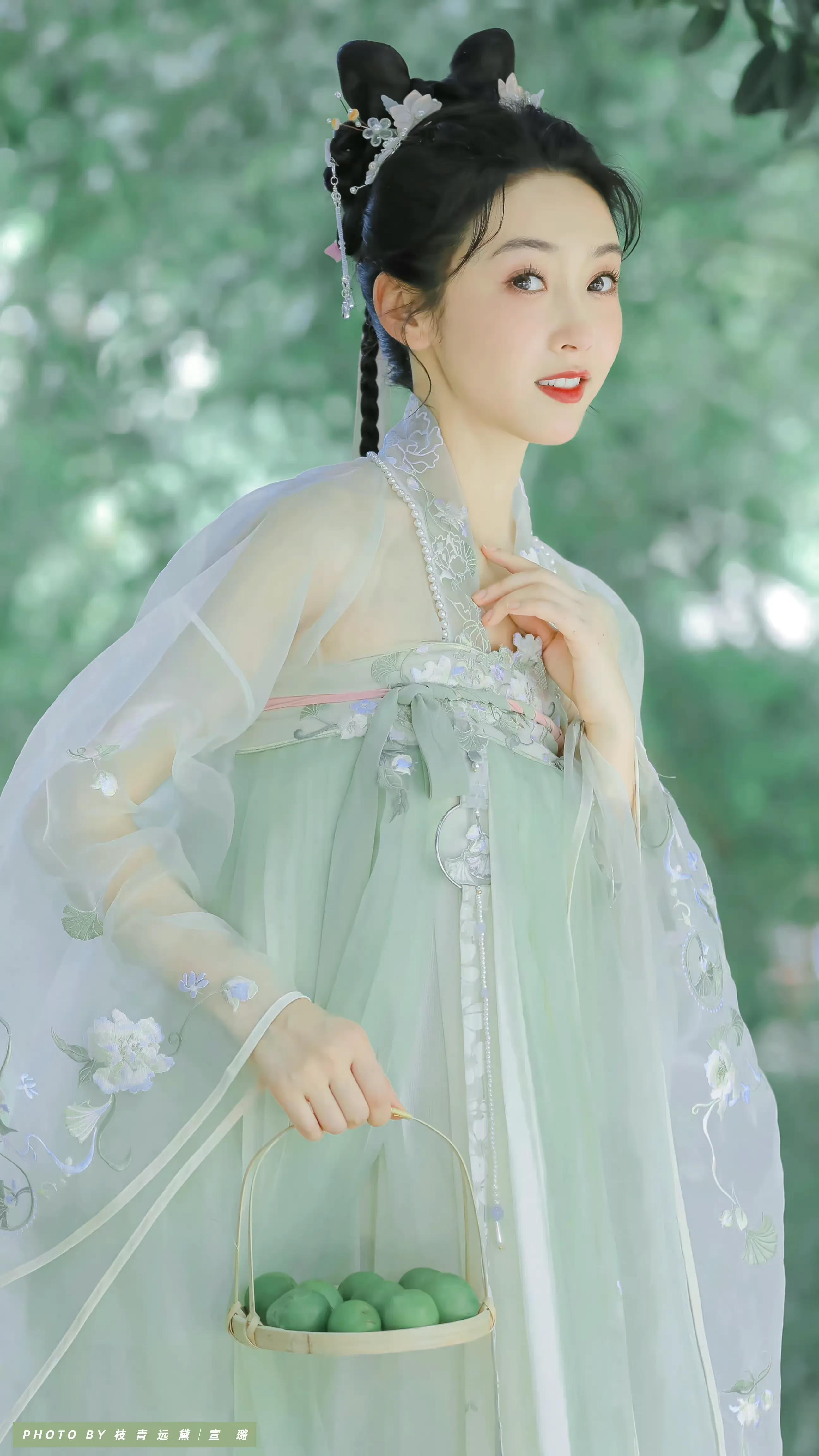 Xuan Lu's beautiful costume - iNEWS