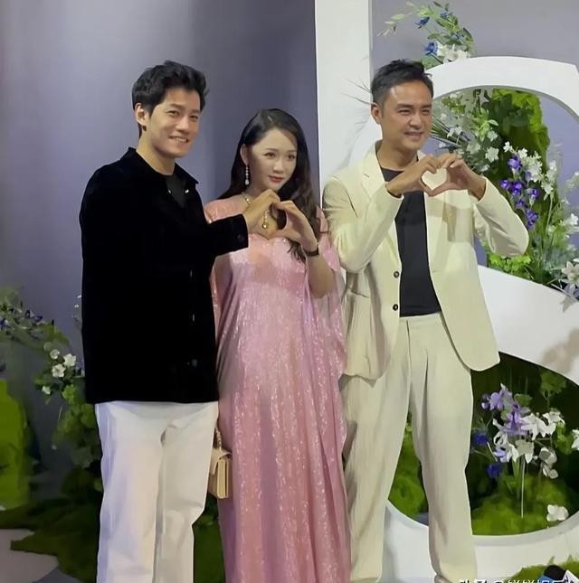 Jam Hsiao's wedding scene exposed, romantic kiss to Julia Lin, showing ...