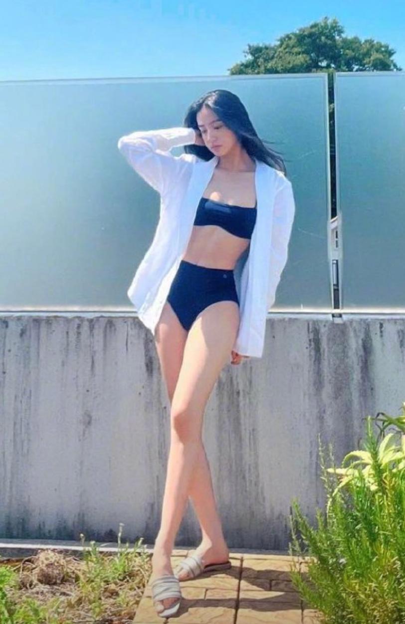 Star second generation Kimura Mitsuki posted a sexy swimsuit photo!The protruding front and back ...