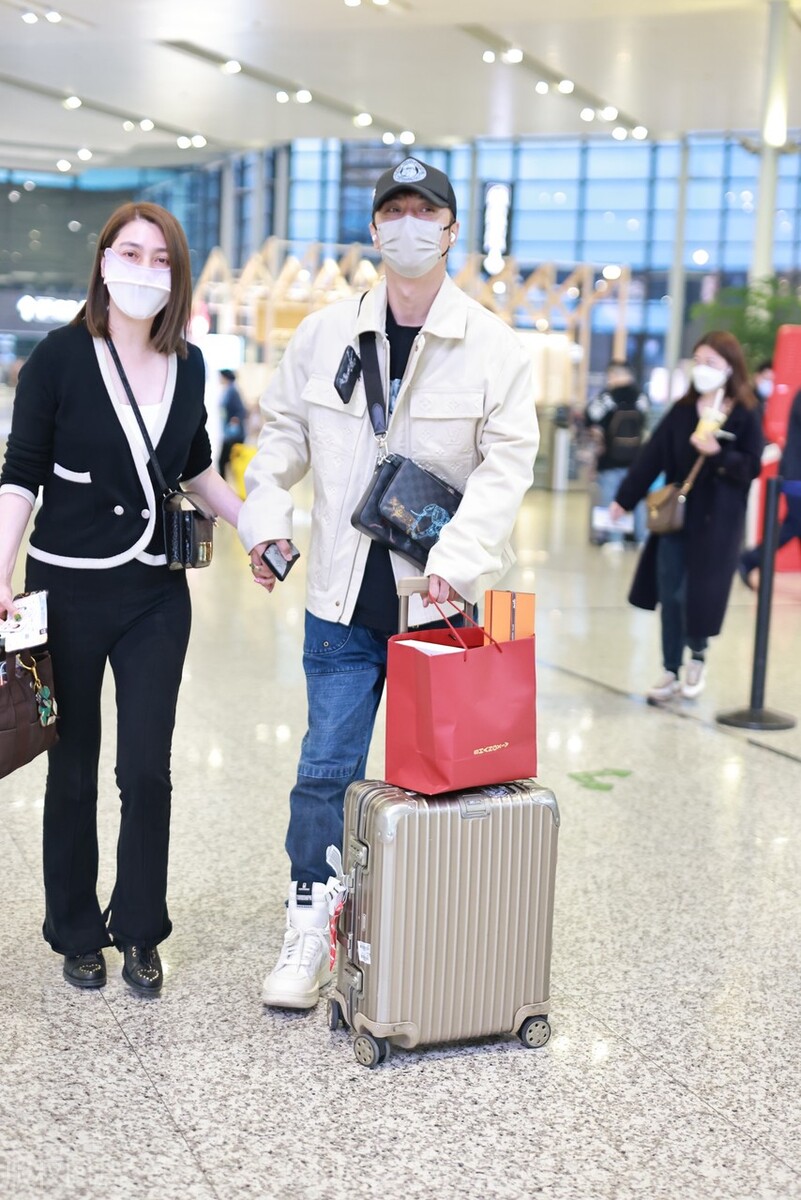 Hong Xin posted a blog late at night announcing her divorce, but was blocked by deleting Weibo ...