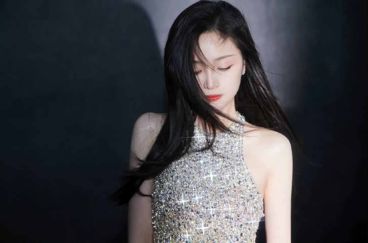 Wu Xuanyi's golden gradient diamond haute couture dress attended the ...