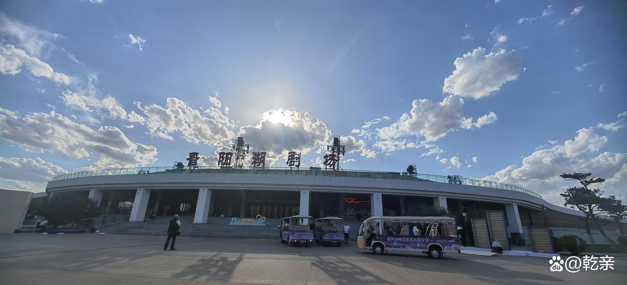 The charming Jinyang Lake is picturesque. - iNEWS