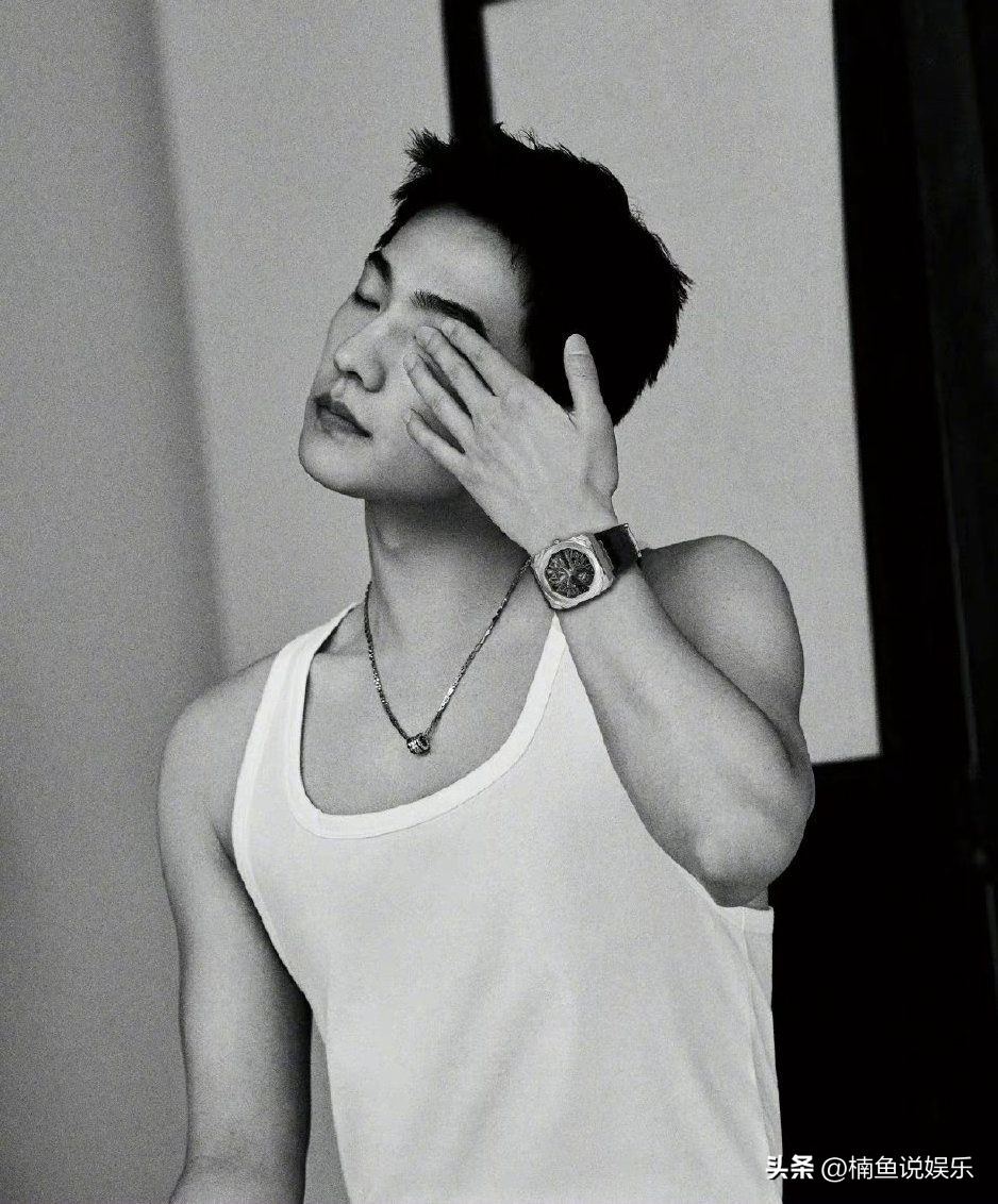 Yang Yang shows off his muscles in a photo shoot and wears a white vest ...
