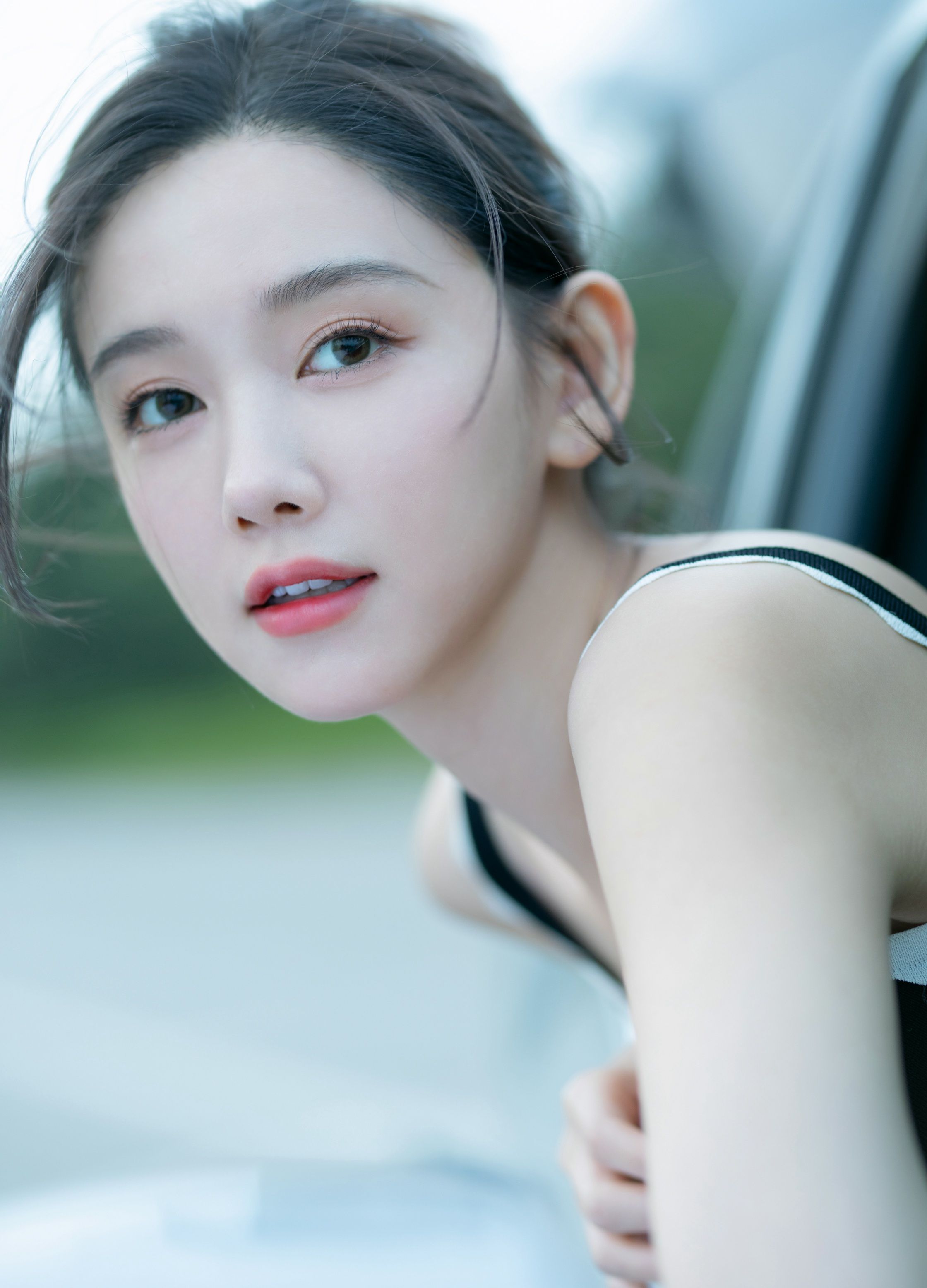 Li Muchen's playful photo in black suspenders - iNEWS