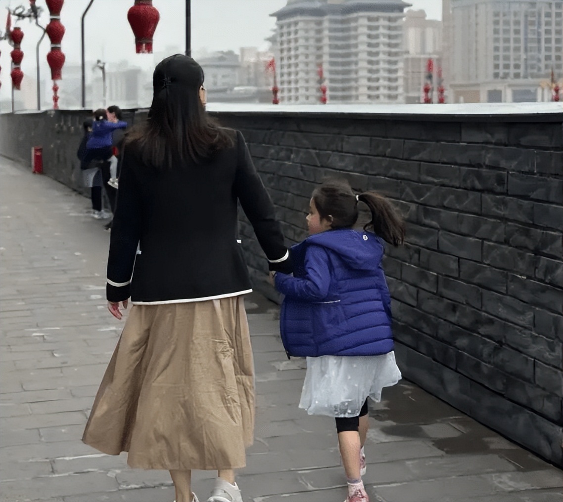 Guo Jingjing takes three children to visit Xi'an - iNEWS