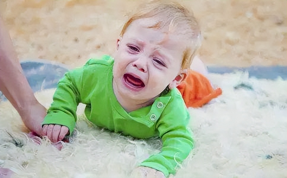 If the baby falls from the bed, don't be careless. Parents should ...