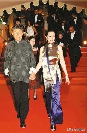 56-year-old Gong Li and her husband rarely take a walk by the seaside ...
