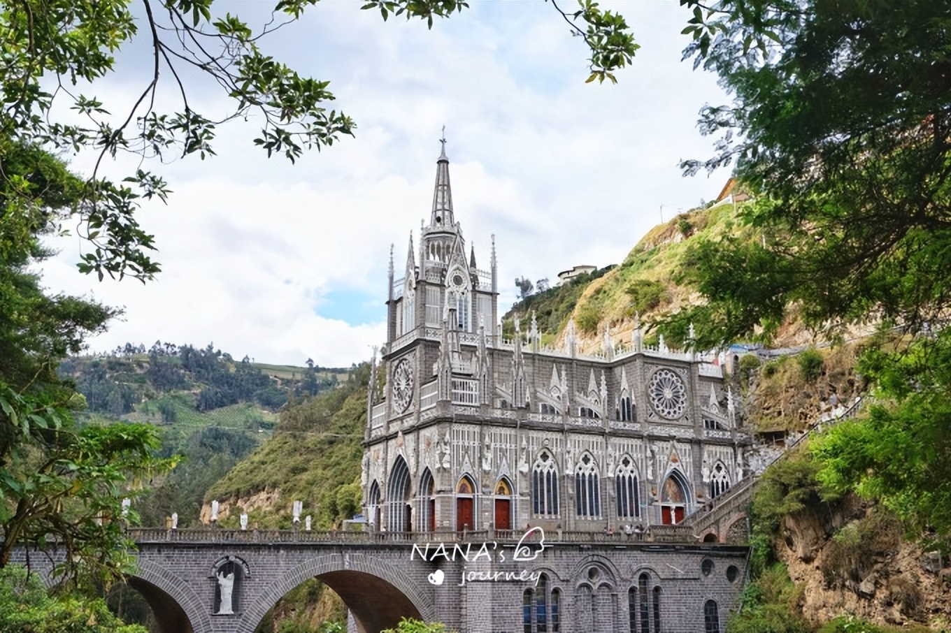 This church in Colombia is as mysterious as a canyon castle. - iNEWS