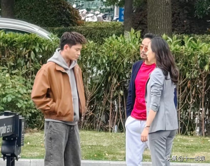 Han Xue and Ding Yuxi were met by chance while filming, the woman was ...