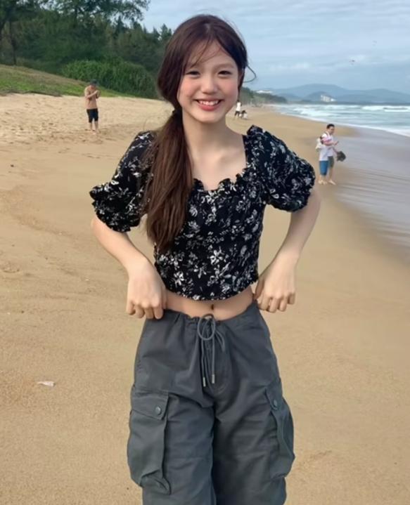 Christy Chung's second daughter takes photos on the beach!Wearing a ...