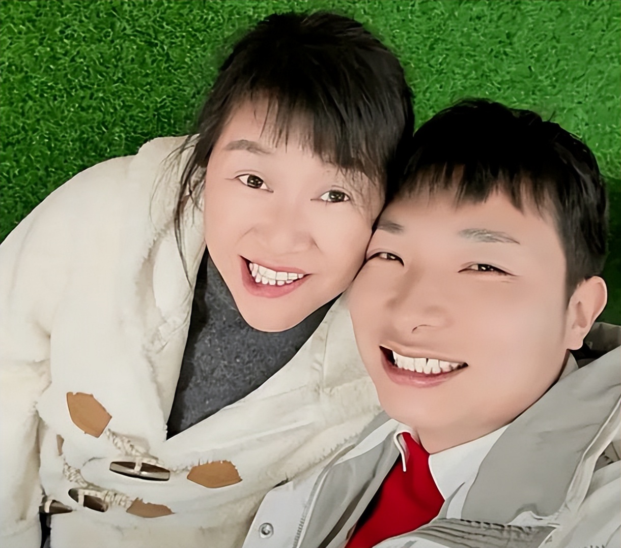 In love again?Yu Xiuhua and the man hold hands to watch the sea climb ...