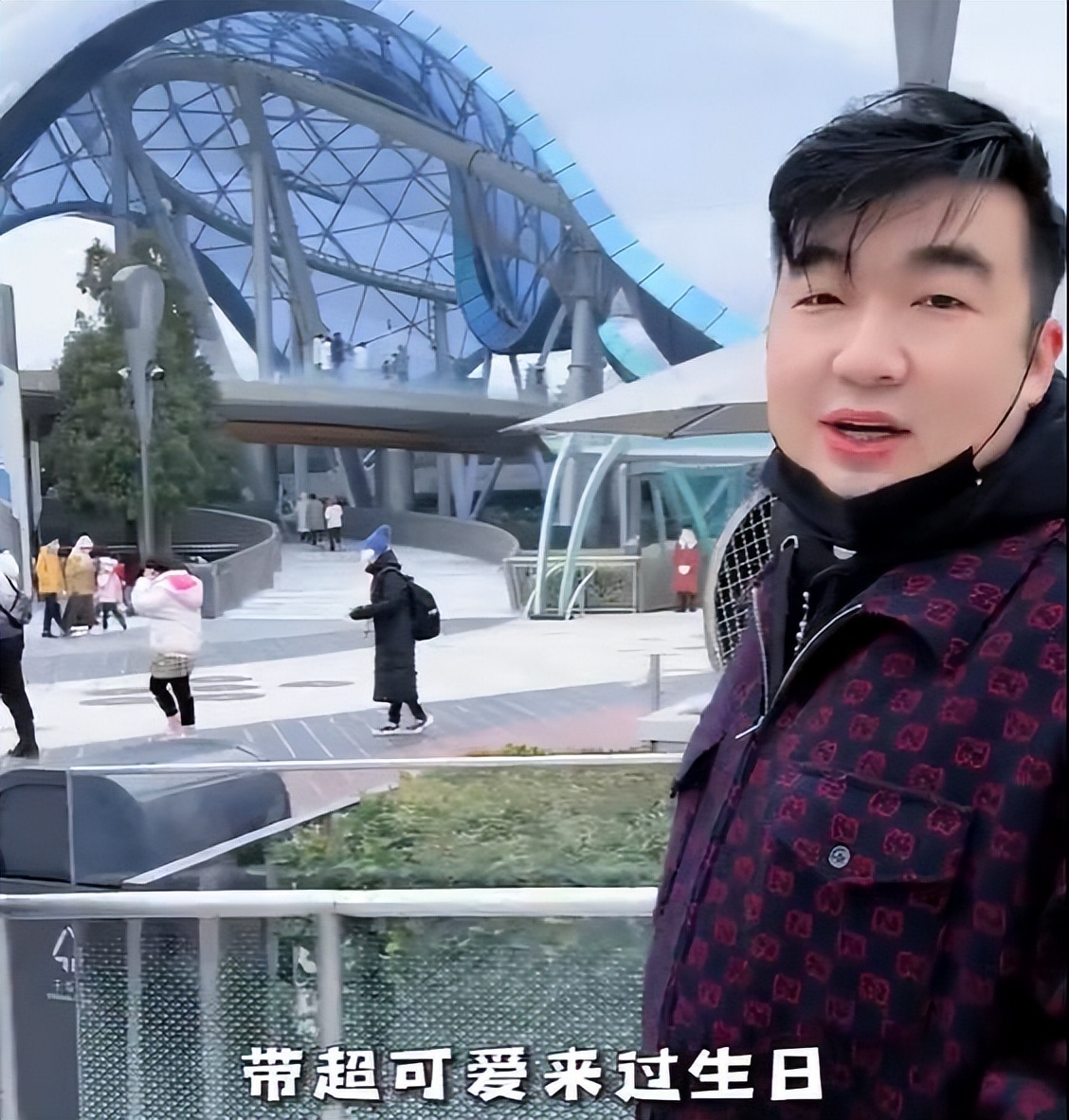 He Wenna's family went to Disneyland, and her daughter was afraid to go ...