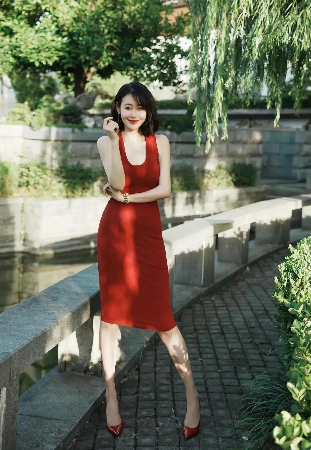 The 40-year-old bride, Yu Mingjia, took pictures by the river a bit like Jiang Shan, but her ...
