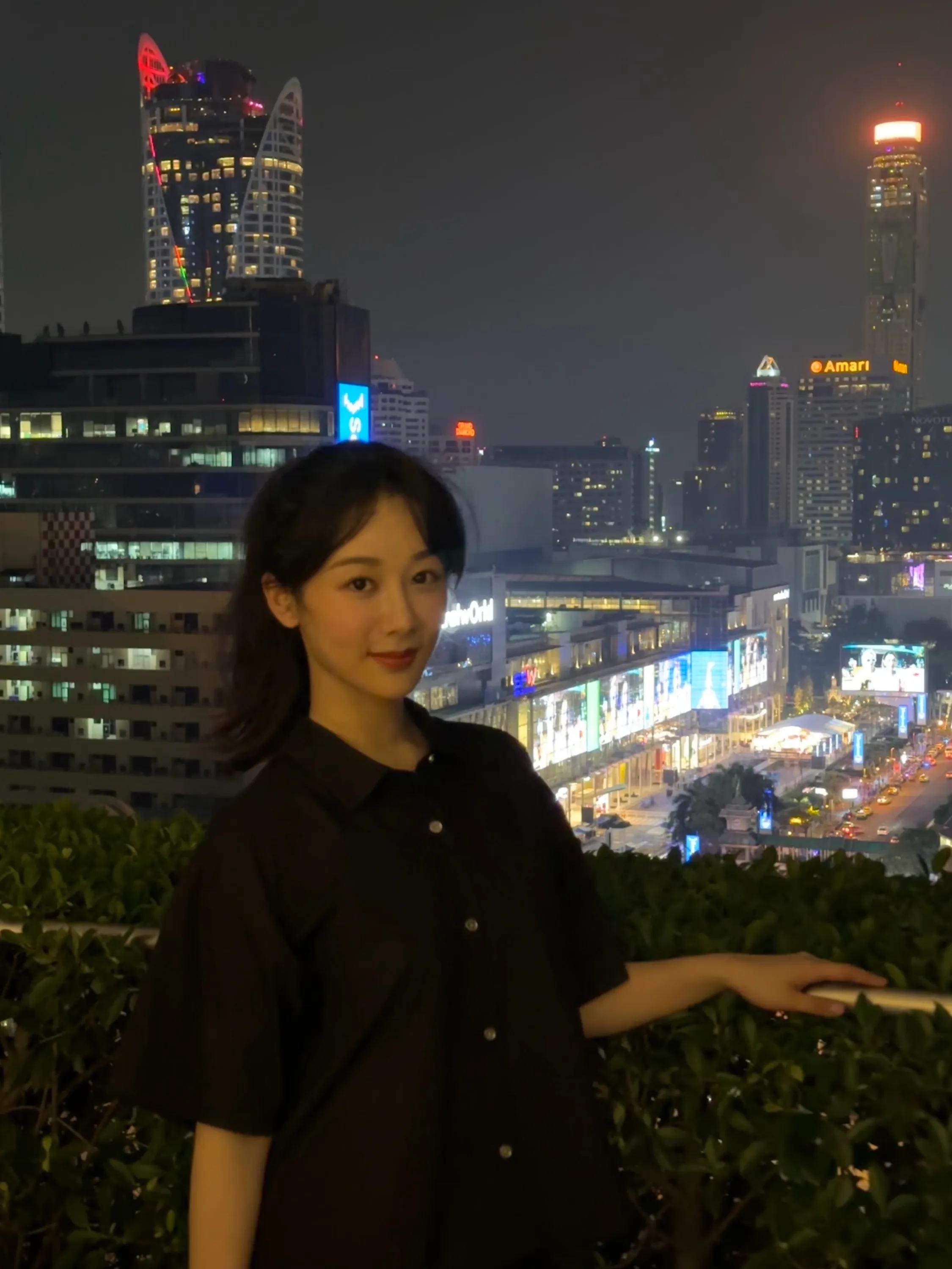 Yang Zi's latest night photo shoot! And attached text: Enter midsummer ...