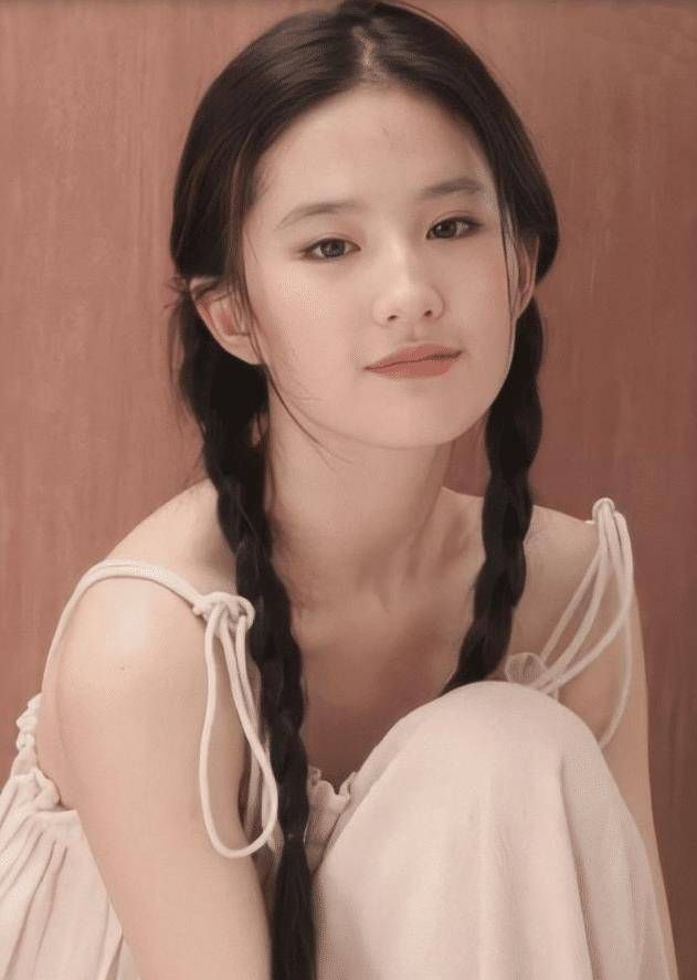 Photos of Liu Yifei without makeup when she was a student were exposed ...