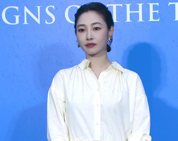 It's the red carpet again! Yang Zifeng is messy, Yin Tao's breasts are ...