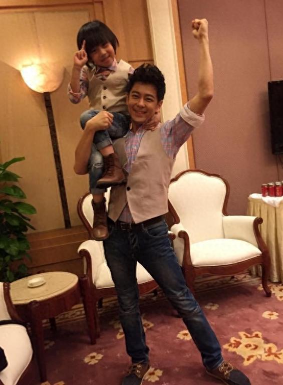 Jimmy Lin's wife took vacation with their son, 14-year-old Kimi finally ...