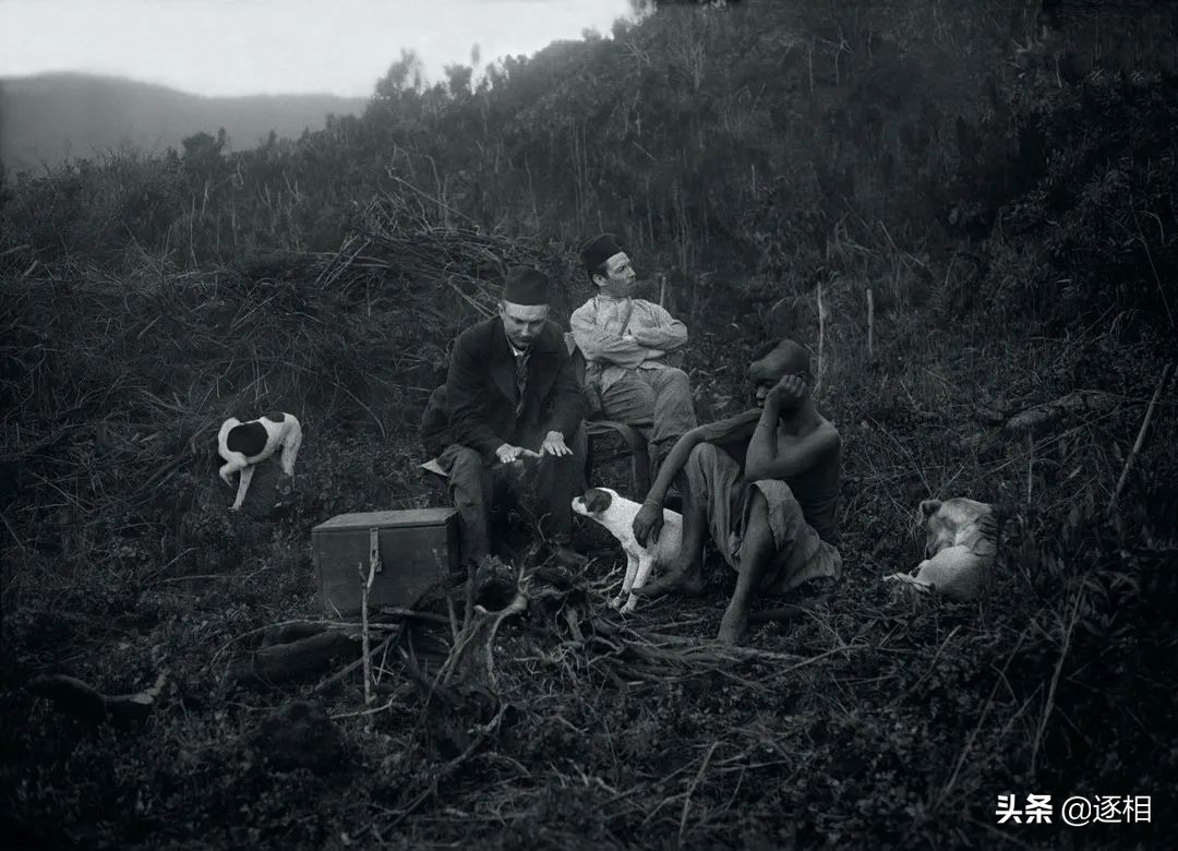 Photographer tries to retake 100-year-old photos to recreate the ...