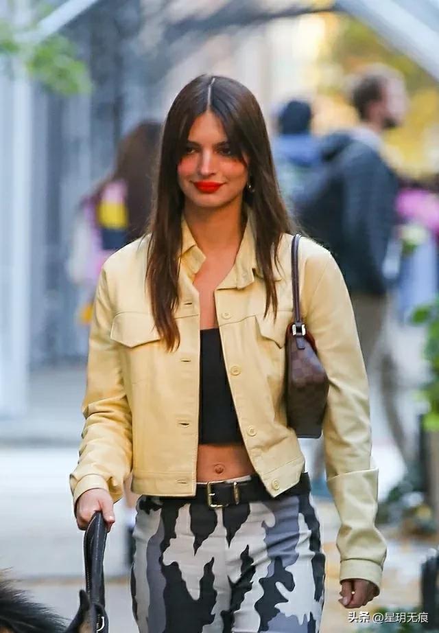 Emily Ratajkowski wears a goose-yellow jacket for a small show on the ...