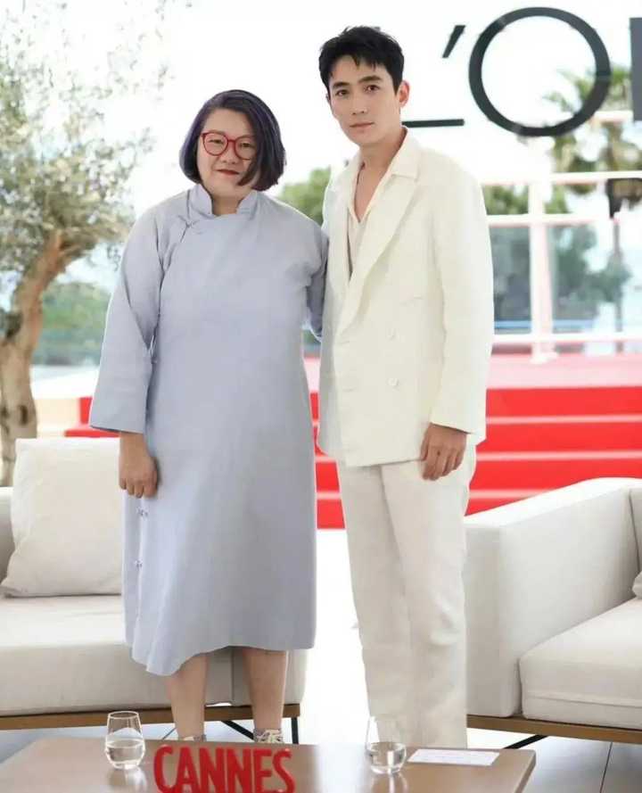 Where did Hong Huang's self-confidence come from? - iNEWS