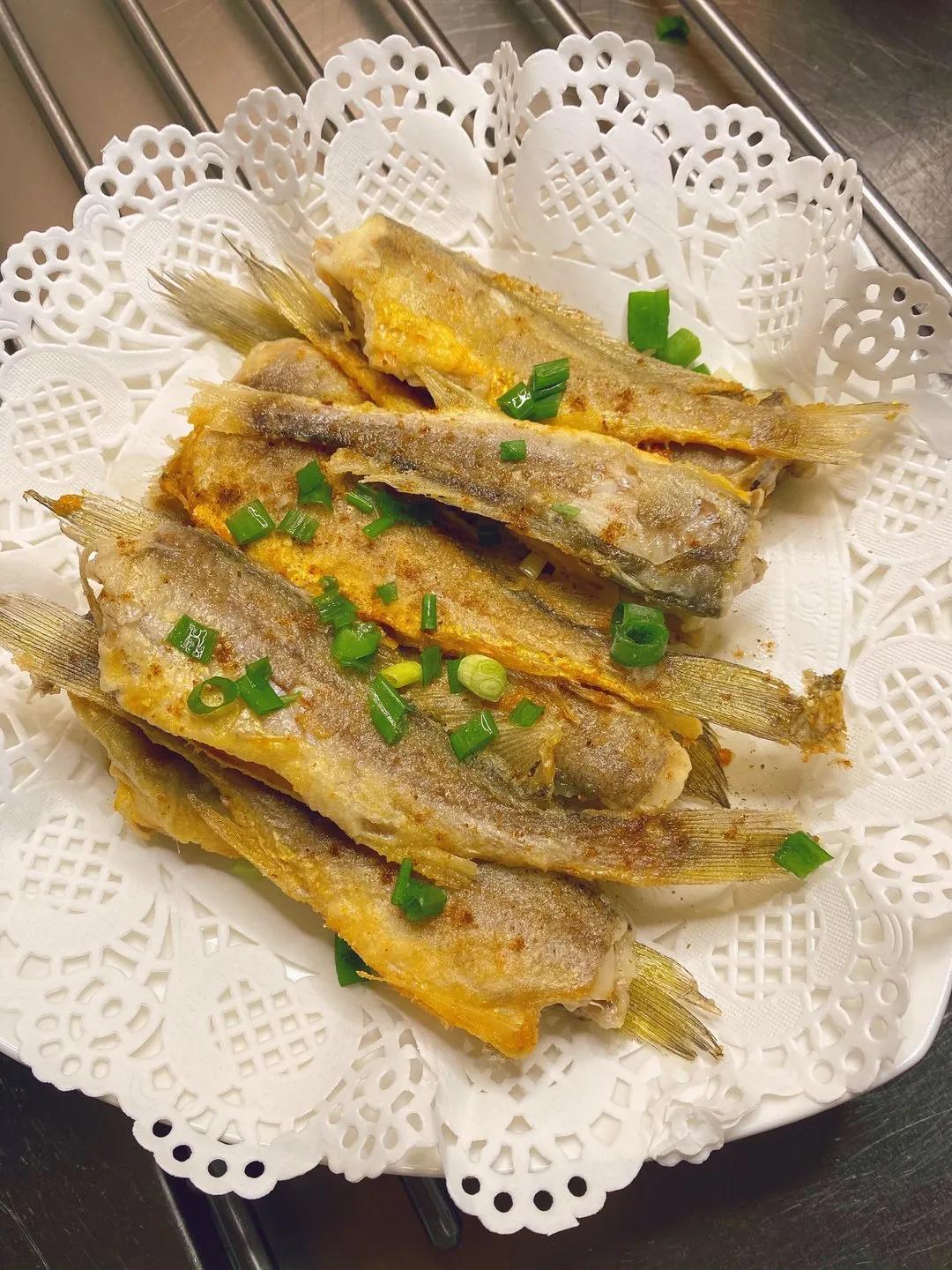 Delicious and delicate pan-fried small yellow croaker, a proper ...